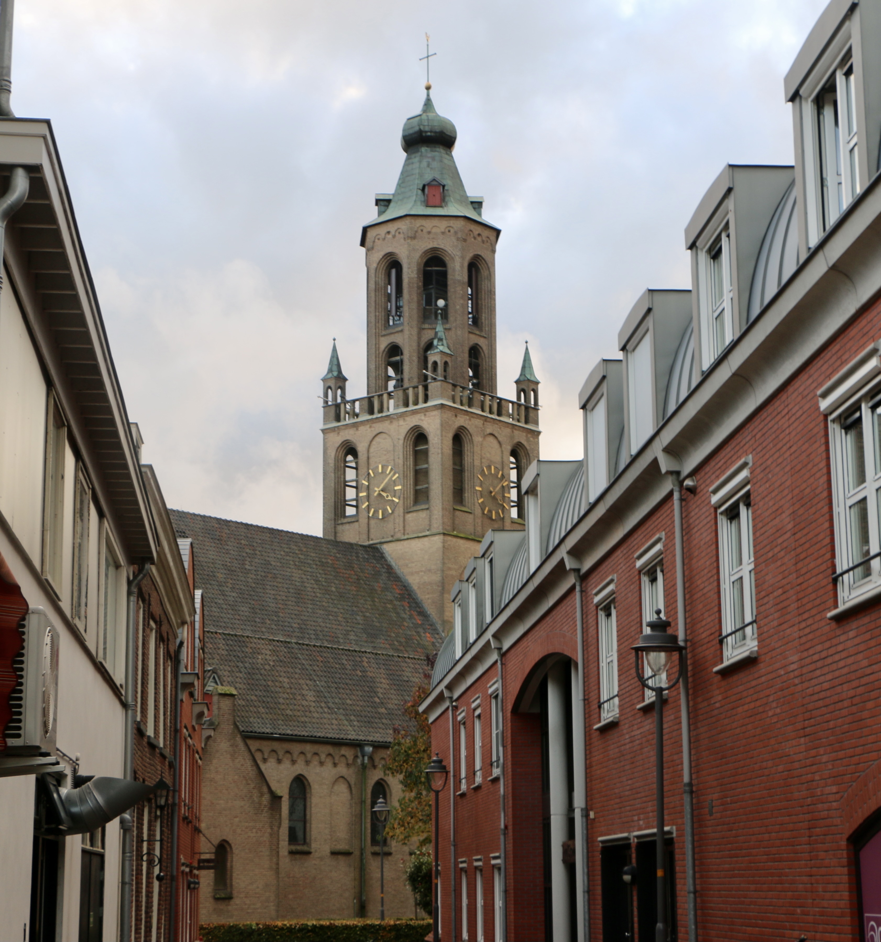 Kerktoren Huissen. Traditioneel de toekomst in. – Troosteloos Optimisme